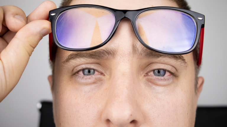 ¿Quieres saber qué hay detrás de los ojos rojos? - Ópticas Florida