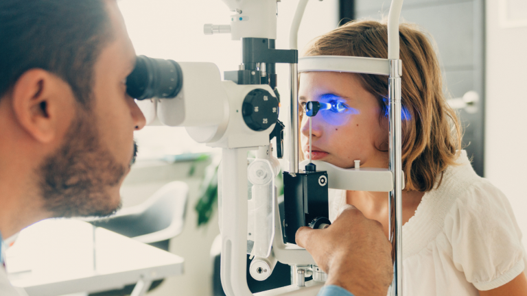 Descubre qué es el estrabismo y cómo se corrige - Ópticas Florida