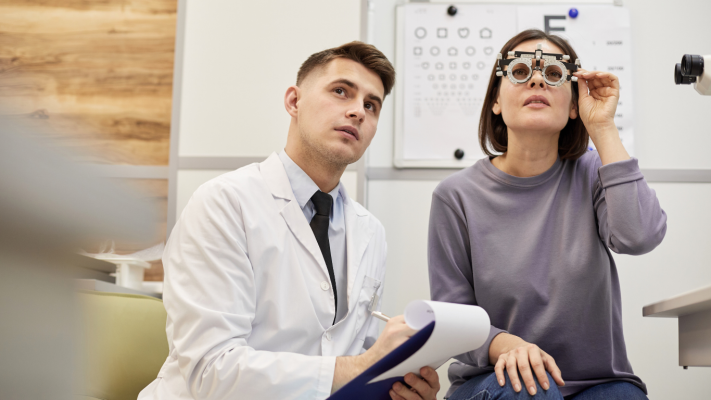 ¿Sabes en qué consisten las pruebas de la vista? - Ópticas Florida